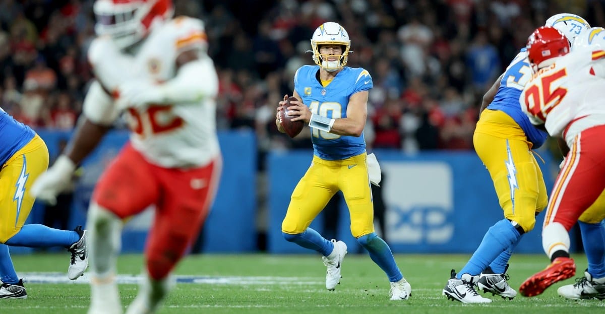 Chaos on the Field: How aWeak Pass Rush and Coverage Blunders Crushed the Chiefs in Week 1 - KC ...